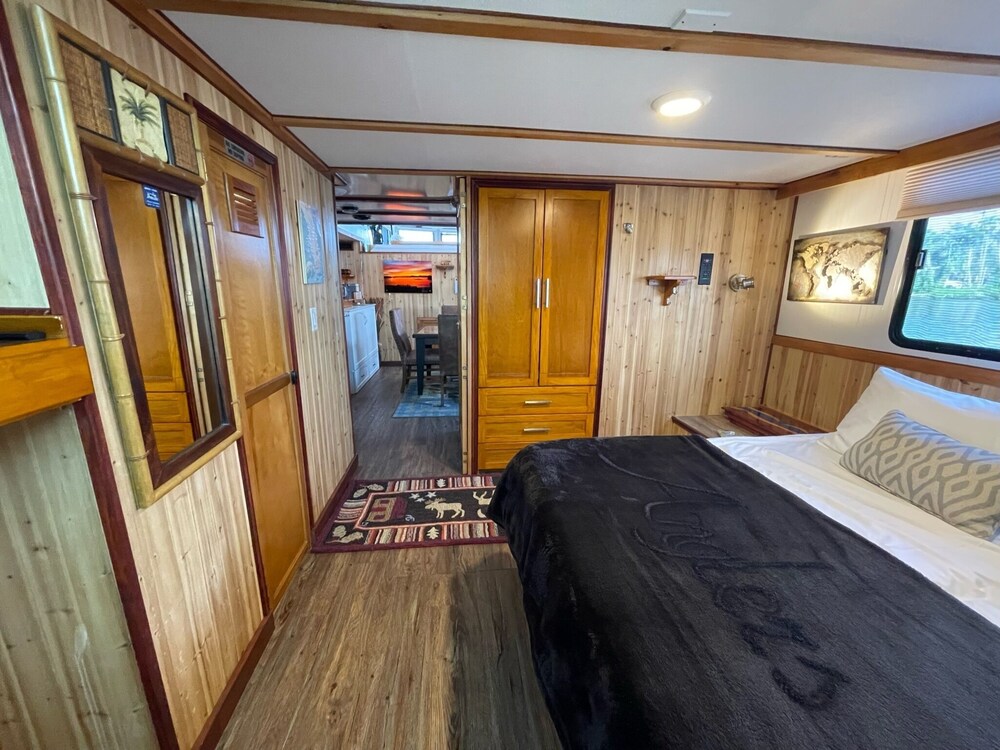 Anglers Inn Floating Suite Luxury houseboat— Manatee Kayak Three ...