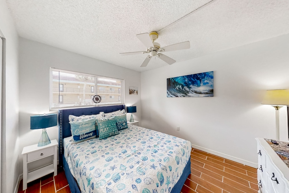 Condo Across The Street From The Beach With Pool, Tennis, &. Washer/dryer - Crescent Beach, FL