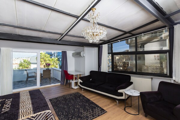 8 Rooms House - Konak