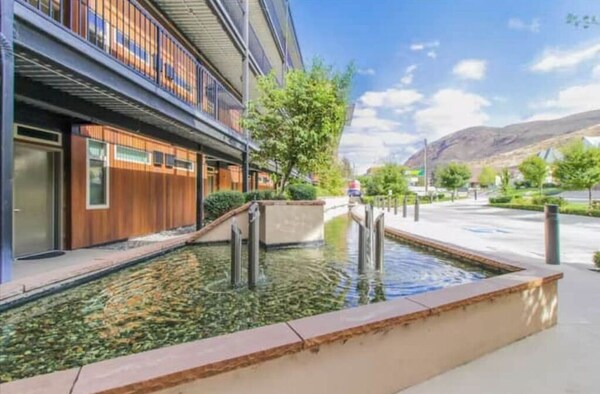 Deluxe View 2 Bedroom Chelan View Condo W/extra Parking - Chelan, WA