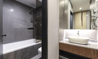 Deluxe King Room | Banheiro | Produtos de toalete grátis, secador de cabelo, roupões de banho 