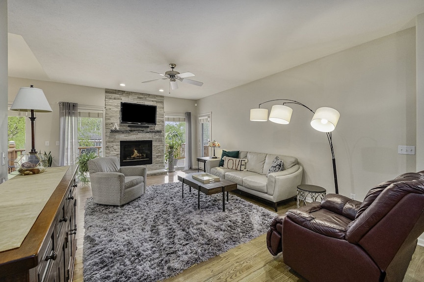 Large Cozy Retreat In West Omaha, Family Friendly With Game Rec Room! - Omaha, NE