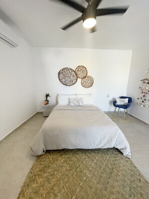 Quarto Comfort, 1 cama king-size, terraço, vista parcial para o mar | Lençóis de algodão egípcio, roupa de alta qualidade, edredões de penas 