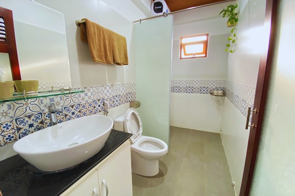 Quarto Quádruplo Deluxe, várias camas | Casa de banho | Um polibã, um chuveiro fixo, artigos de higiene pessoal grátis