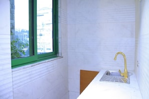 Geladeira grande, fogão, cooktop, talheres/pratos/utensílios de cozinha