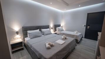 Quarto Triplo Deluxe | Secretária, roupa de cama fornecida