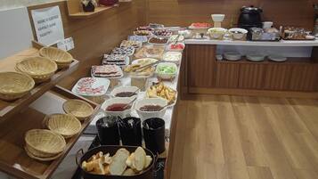 Café da manhã com buffet grátis todos os dias