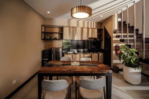 Villa Royal | Cozinha privada | Um frigorífico, uma placa de cozinha, utensílios de cozinha 