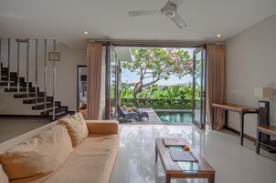 3 Bedroom Villa with Private Pool | Sala de estar | Televisor LCD de 45 polegadas com canais via satélite, televisor 