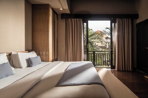 Minibar, cofre no quarto, secretária, cortinas/cortinados opacos 