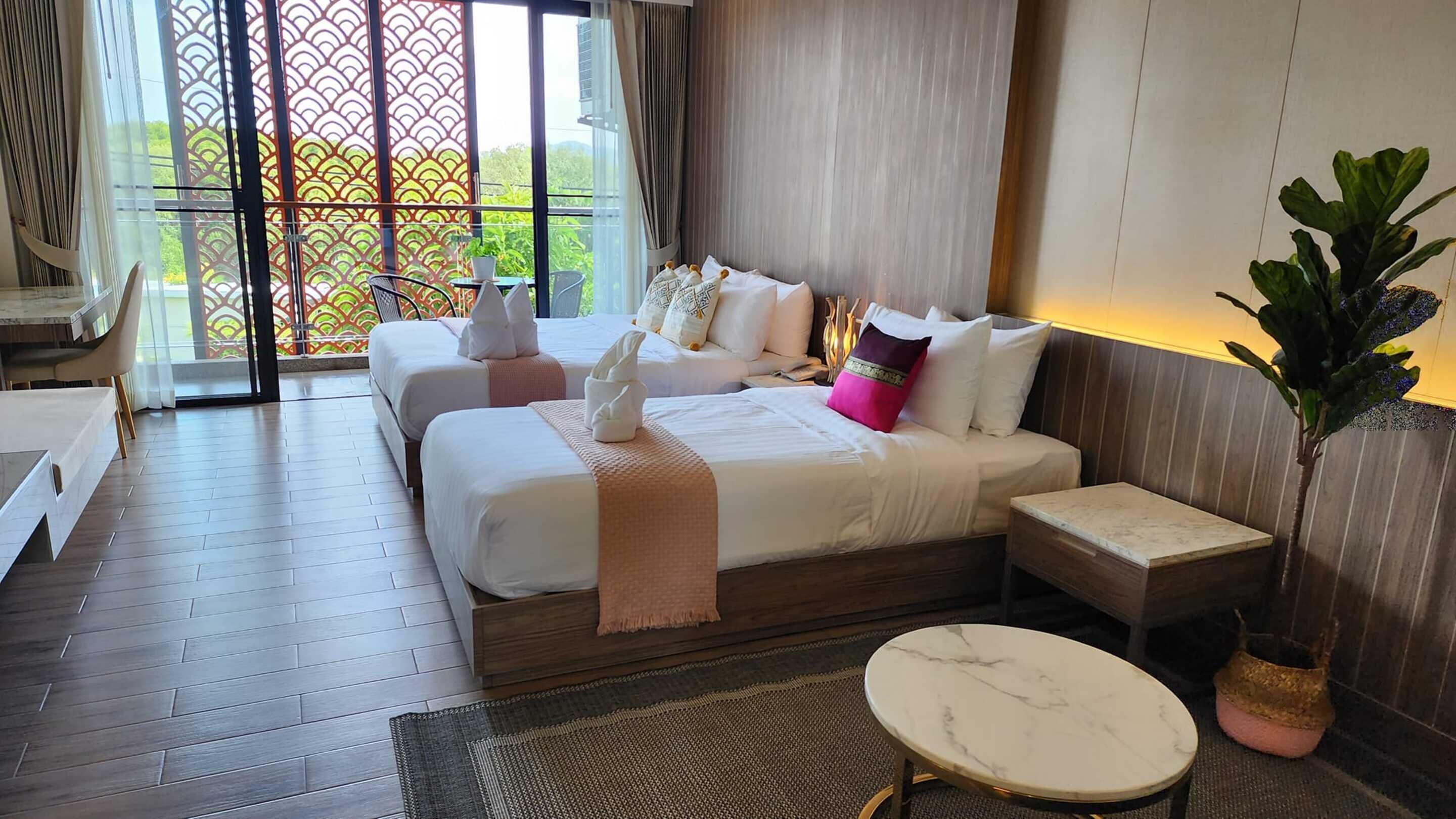 Quarto Triplo Deluxe, varanda | Minibar grátis, cofre no quarto, com decoração personalizada 