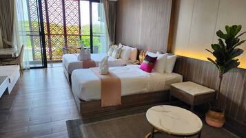 Quarto Triplo Deluxe, varanda | Minibar grátis, cofre no quarto, com decoração personalizada