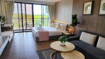 Quarto Duplo Deluxe, varanda | Minibar grátis, cofre no quarto, com decoração personalizada