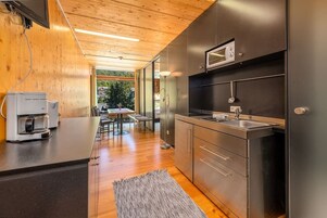 Um frigorífico/congelador grande, um micro-ondas, um forno 