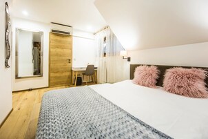 Quarto com cama, escrivaninha e cadeira.