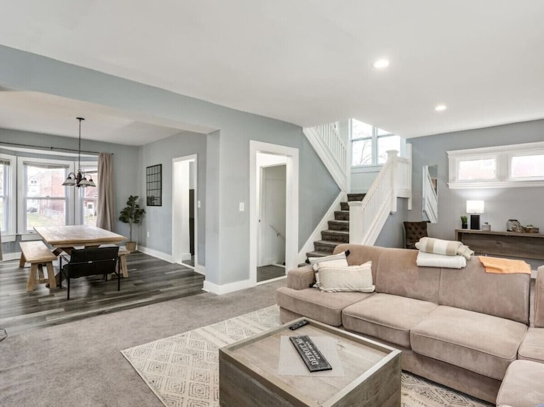 Comfortable Detroit Home | Parking | Sleeps 12 - Detroit, MI