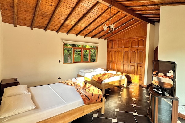 Quarto Familiar | Com decoração personalizada, com mobília individualizada, Wi-fi grátis