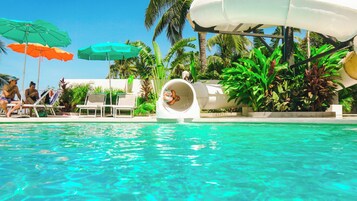 Minibar, secretária, Wi-fi grátis, roupa de cama fornecida 