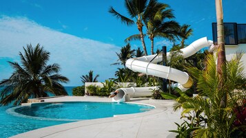 Piscina exterior, guarda-sóis, espreguiçadeiras 