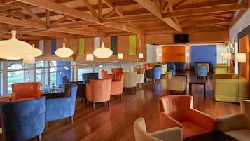 2 bares/lounges