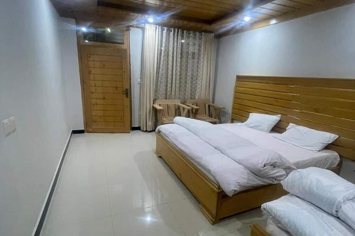 Quarto triplo luxo | Ferros/tábuas de passar roupa, Wi-Fi de cortesia