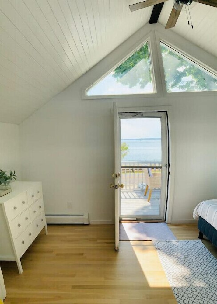 The Island Sound: Ocean View Cottage Near Yale, Beach, Downtown, Hikes - Connecticut