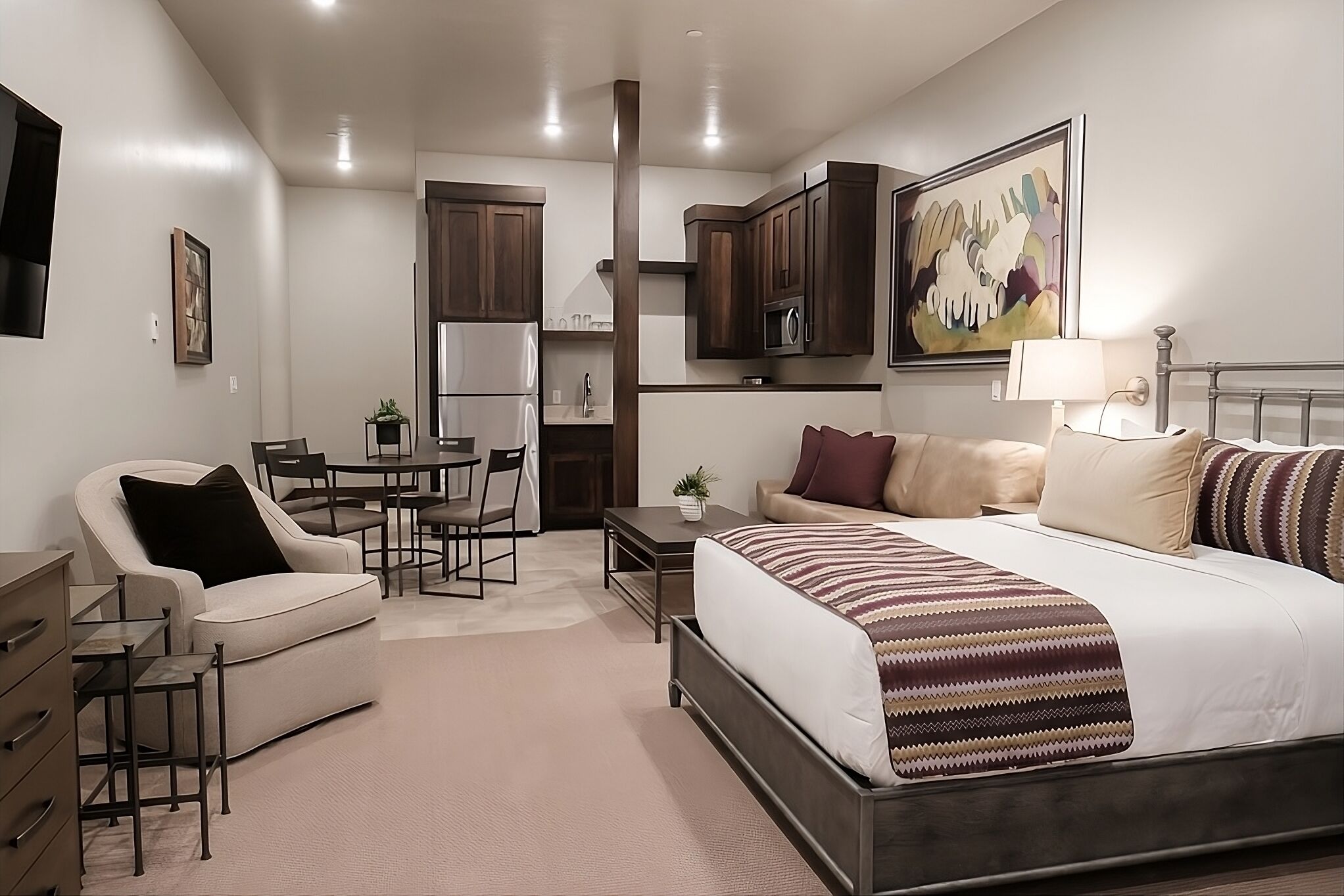 Indulge In Home Like Comfort! Free Parking, Outdoor Pool, Near Dezion Gallery - Utah