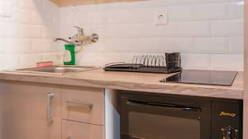 Estúdio | Kitchenette privada | Um frigorífico/congelador grande, um forno, uma placa de cozinha