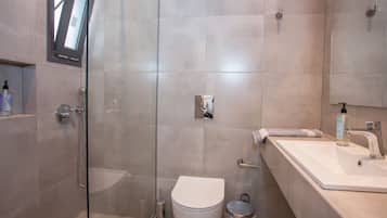 Estúdio | Casa de banho | Um polibã, um chuveiro fixo, um secador de cabelo (mediante pedido)