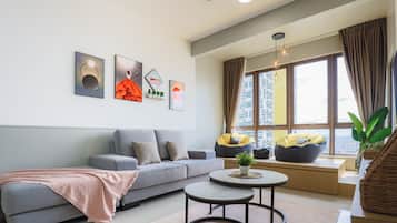 Apartamento família, 2 quartos, acesso à piscina, vista para a cidade | Área de estar | Smart TV 55 polegadas com canais digitais, TV, Netflix