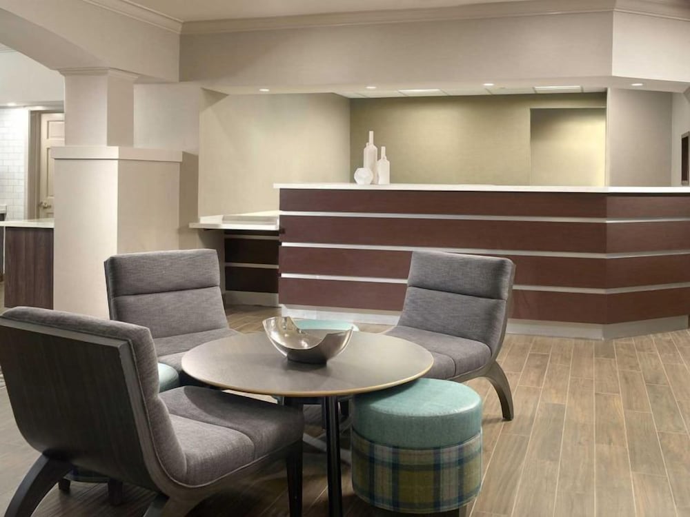 Relax And Recharge! Four Modern Units, Pool, Free Breakfast And Airport Shuttle! - Cary, NC