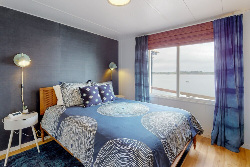 Soundfront home with beach access, firepit, deck, games, washer/dryer ...