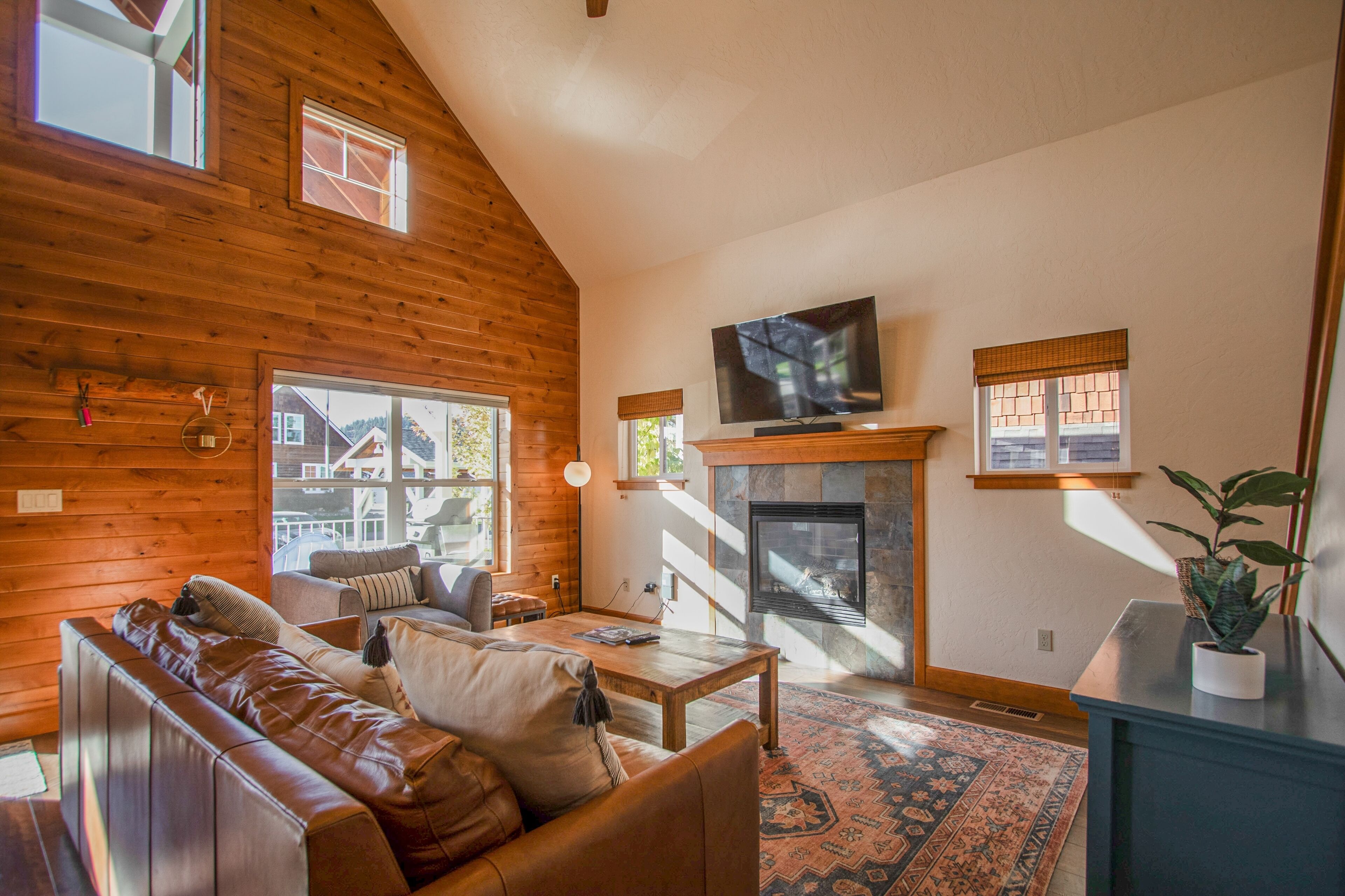 Sunlit, Dog-friendly Home With Hot Tub, Gas Fireplace, & Washer/dryer - Sagle, ID