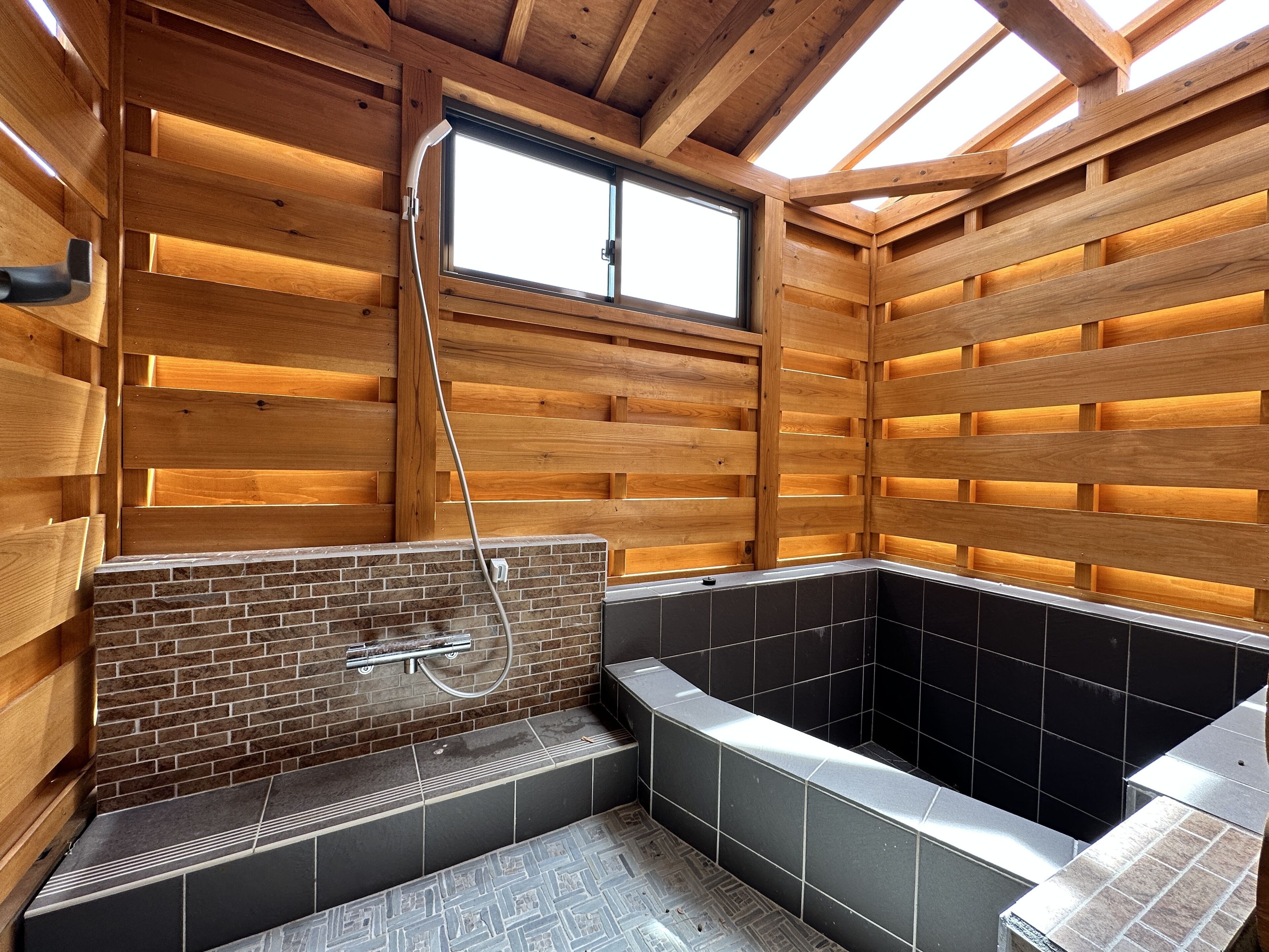 Apartamento básico, 1 quarto | Banheiro | Banheira de imersão, ducha de hidromassagem, secador de cabelo 