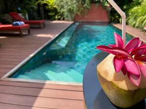 Piscina externa, funciona das 8h às 18h, guarda-sóis, espreguiçadeiras