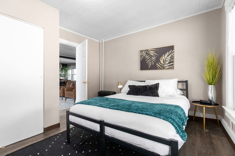 New! Sleeps 13! Convenient&close - Oshkosh, WI
