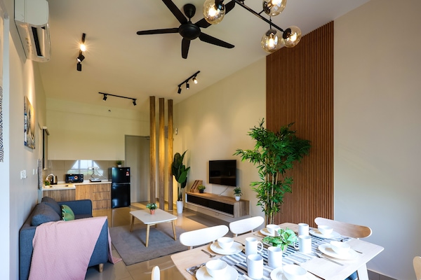 Apartamento Comfort | Sala de estar | Smart TV de 55 polegadas com canais digitais, ténis de mesa