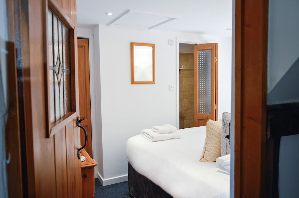 Corner Thatch - a charming cottage that sleeps 4 guests in 2 bedrooms ...
