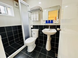 Quarto Quádruplo Standard | Casa de banho | Um polibã, um chuveiro fixo, um secador de cabelo, chinelos 