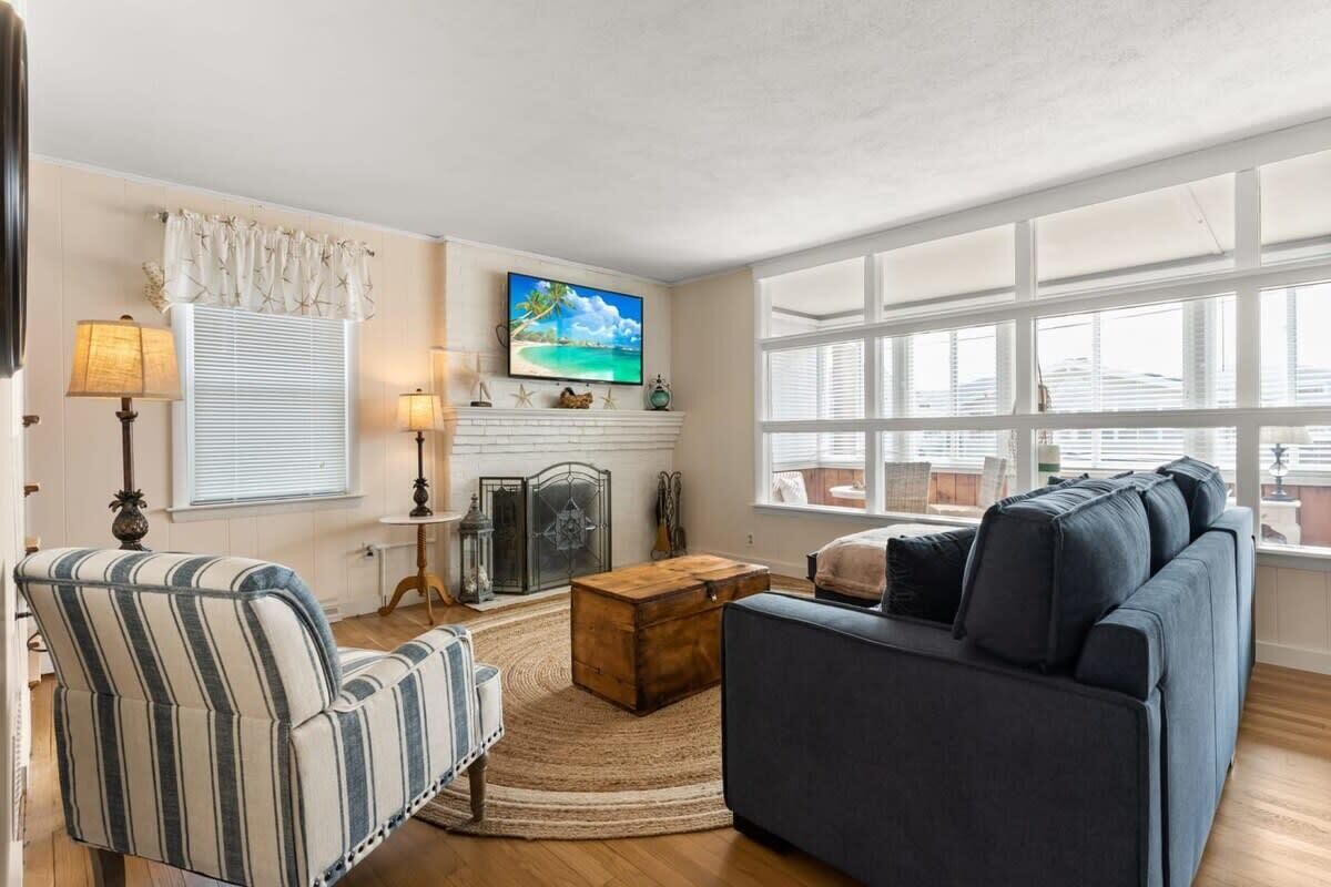 Harris Ave Hideaway | Harbor Deck | Walk To Beach - Hampton Beach, NH