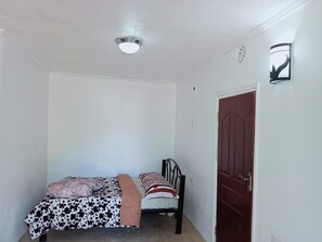 Quarto solteiro básico | Área de estar