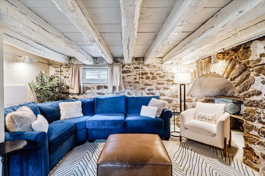 Lake Front Historic Farmhouse On 5 Acres, Fenced And Pet Friendly! - New Jersey