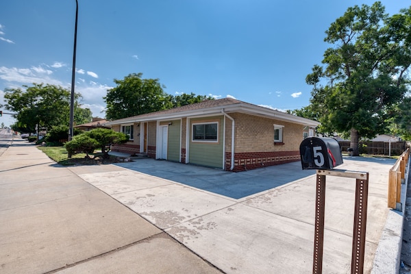 Near It All! Close To Downtown, Red Rocks. Walk To Shops And Restaurants - Lakewood, CO