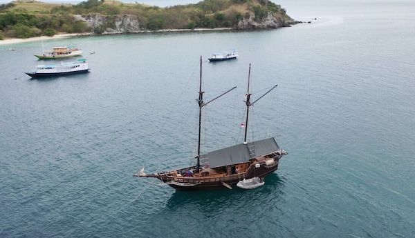 Komodo Pirate Boat - Phinisi Liveaboard - Labuan Bajo