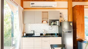 Two Bedroom Suite with Kitchen (Breakfast Included, Dinner Not Included) | Cozinha privada | Um frigorífico, um micro-ondas, uma chaleira elétrica