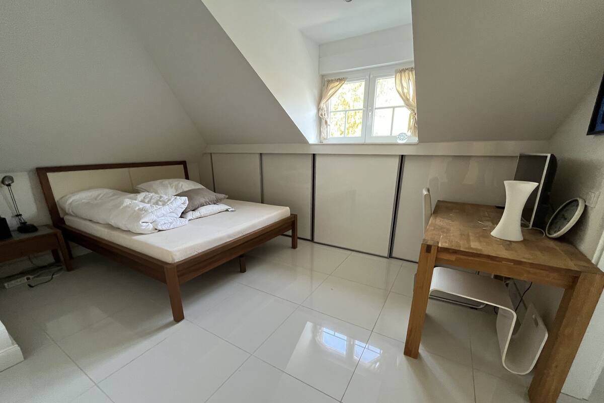 Villa Económica | 1 quarto, secretária, secretária adequada para computadores portáteis