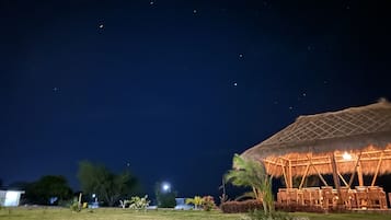 Fachada da propriedade à noite