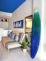 Estúdio Familiar, 1 cama de casal e sofá-cama, casa de banho anexa, vista para o oceano | Sala de estar | Smart TV de 40 polegadas com canais via satélite, televisor