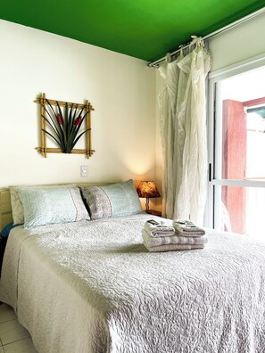 Estúdio família, 1 cama de casal e sofá-cama, suíte, vista para a baía | Individualmente decorados, individualmente mobiliados, escrivaninha