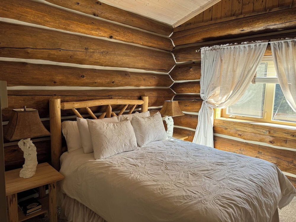 Luxurious 2 Bedroom Apt In Cooke City. Upper Unit. Fabulous Views. - Cooke City-Silver Gate, MT